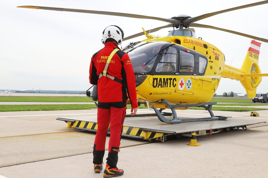 Der Rettungshubschrauber Christophorus 10 am Flughafen Linz